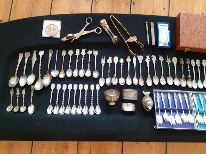Temasamling - Samling av souvenirskjeer (40 stk) og en sølvbelagt bestikk samlin | FINN-torget