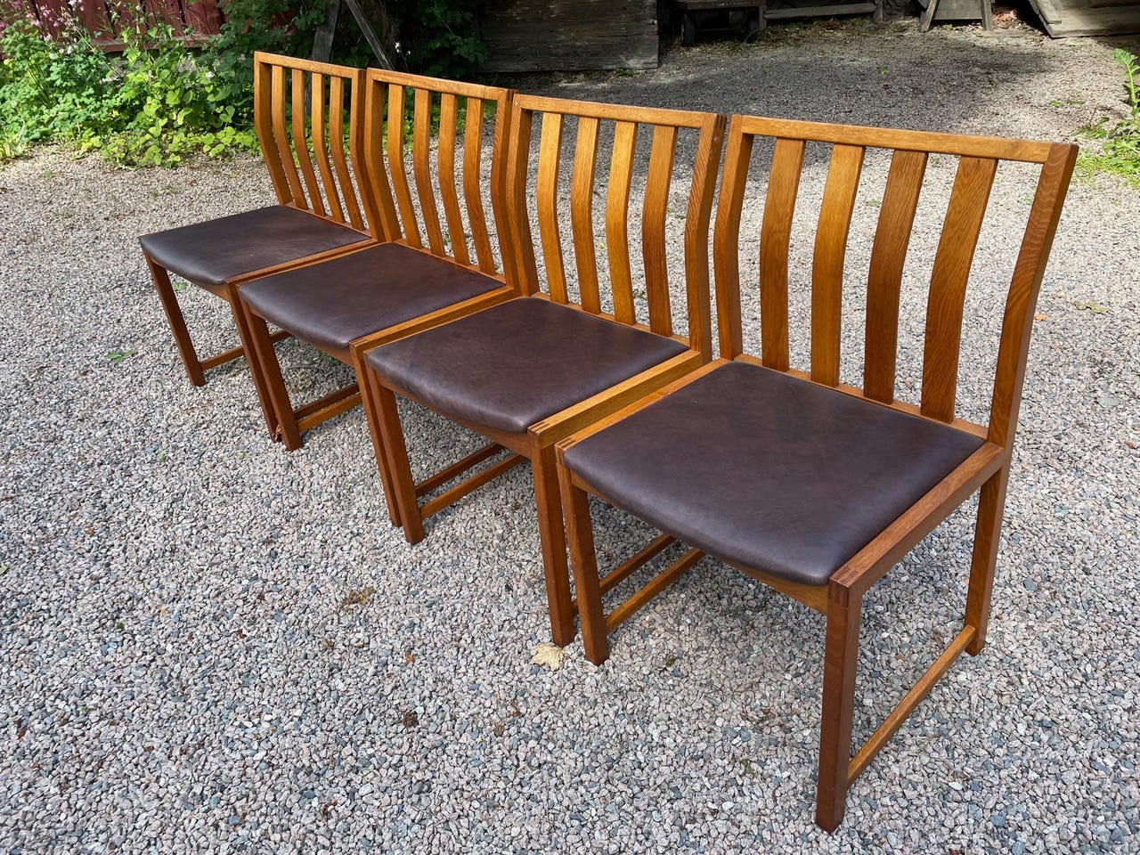 Flotte stoler i eik med seter i brunt skinn! Samlet pris; 6500 ...