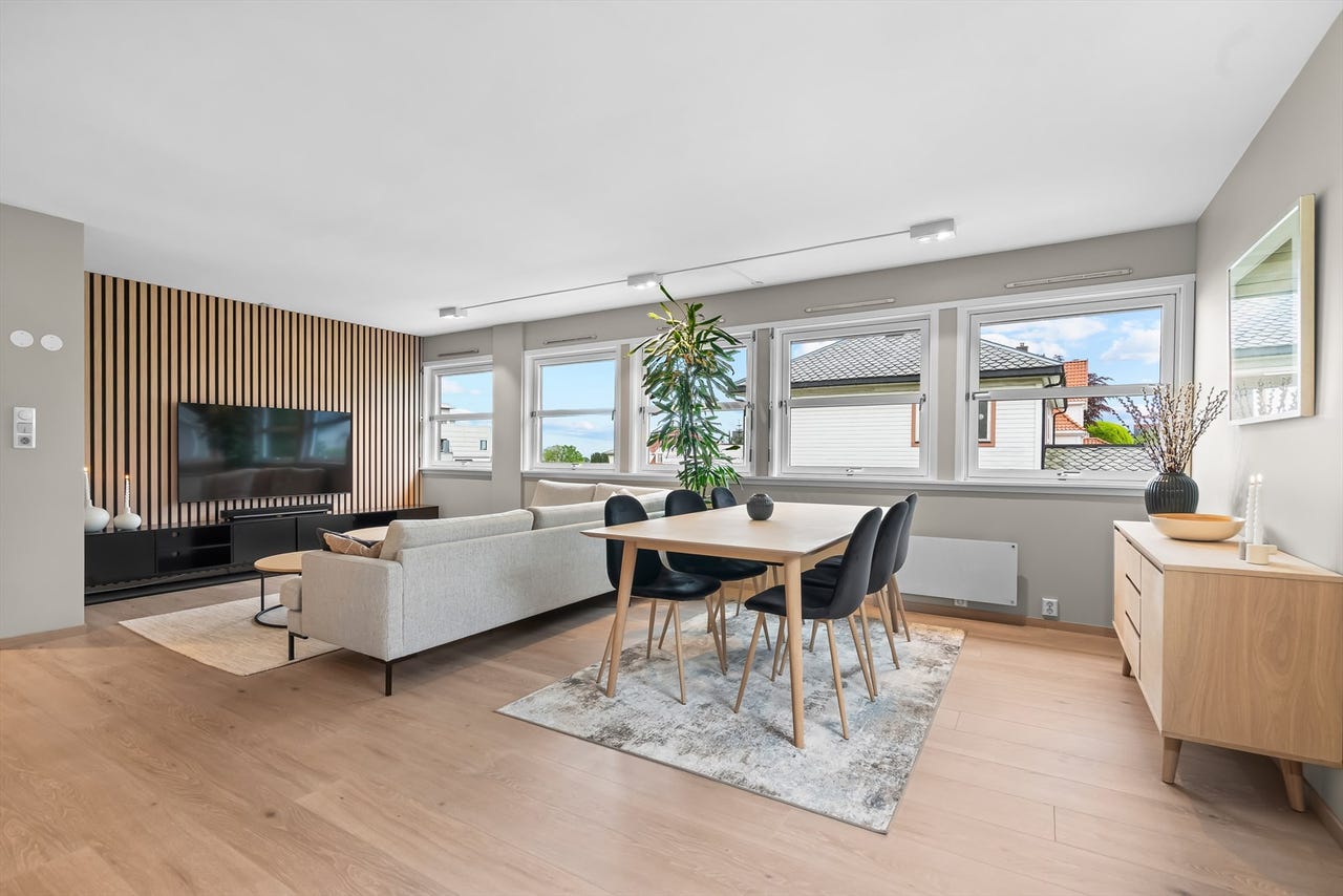 NY PRIS! VISN 2/9! Innbydende og nyoppusset 4-roms i sentrum med heis ...