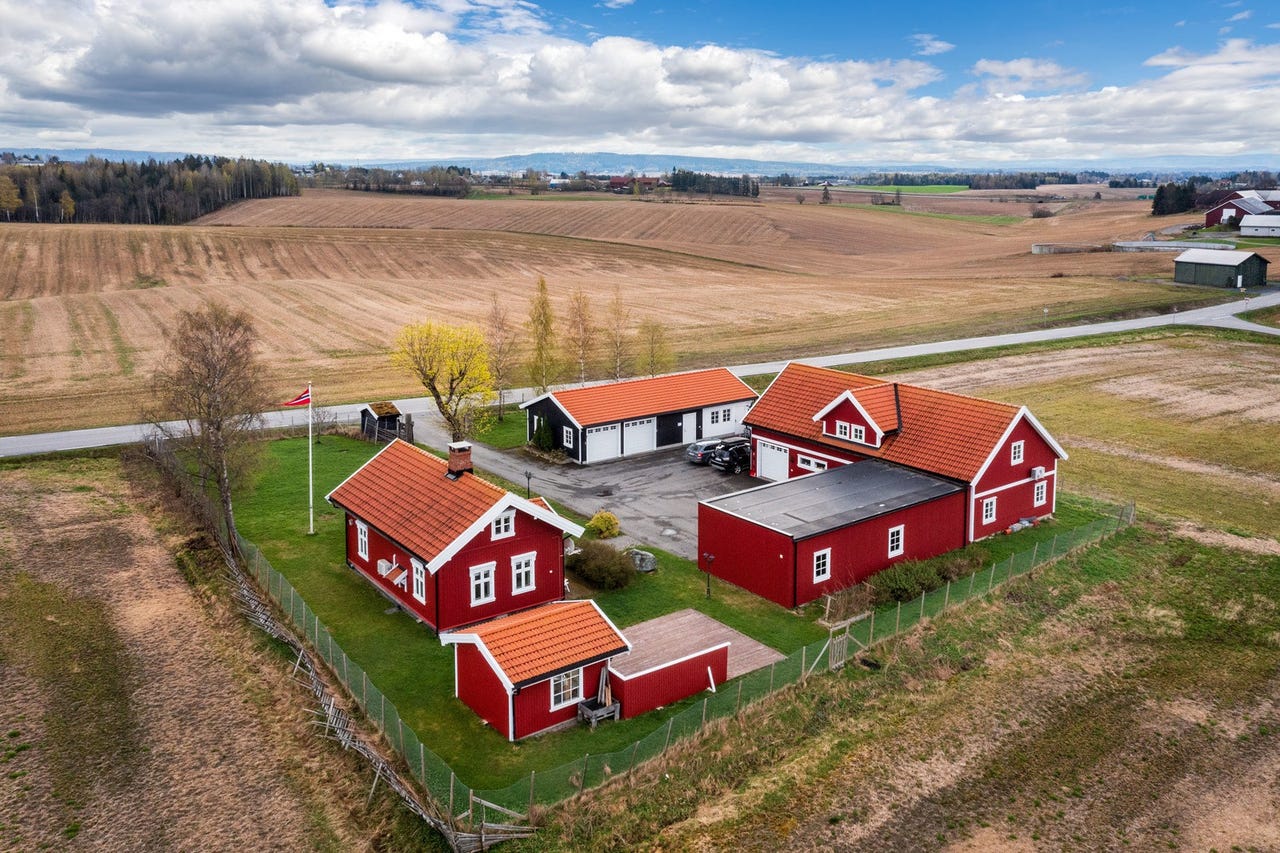 Idyllisk beliggende eiendom med enebolig, næringsbygg på 256 kvm og ...
