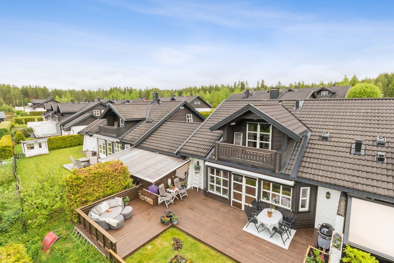 Innholdsrik og flott halvpart av tomannsbolig med garasje. Fin beliggenhet like inntil ...