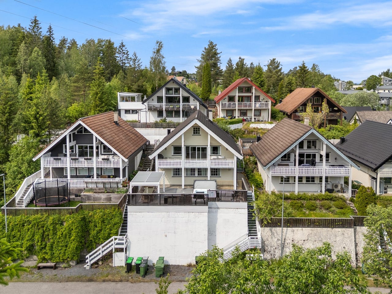 Fin, innholdsrik enebolig med gode solforhold | Flott uteplass med pergola og nedsenket ...