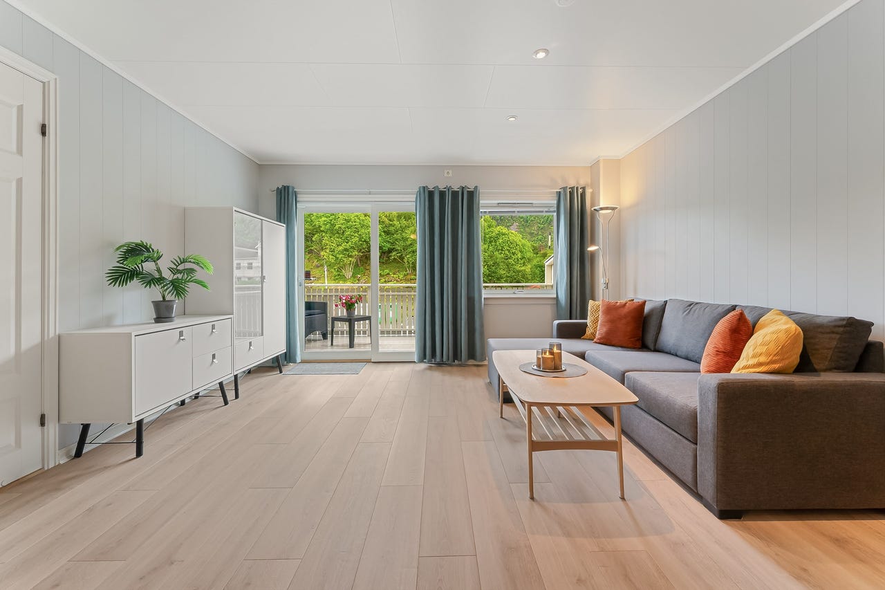 Fin 2-roms selveierleilighet fra 2006 | Veranda | Carport og bod ...