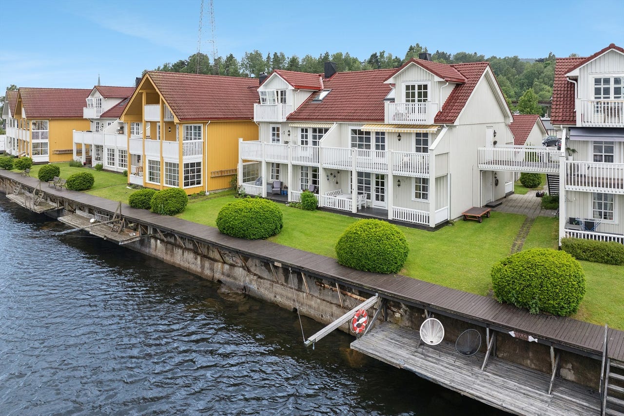 Lys og innbydende 5-roms med enestående beliggenhet i vannkanten | 3 soverom | 3 balkonger ...