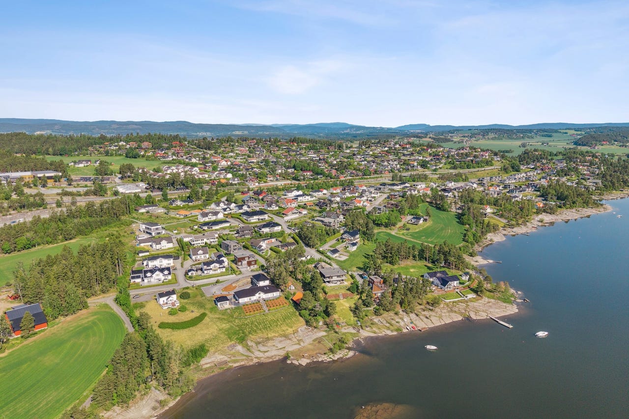 TA KONTAKT MED MEGLER FOR PRIVATVISNING! Unik solrik eiendom m/tomt på ...