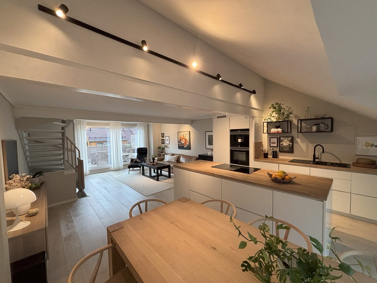 Sjelden & stilrent rekkehus på 138m² over 3 plan | Arkitekt & renovert 2021 | Terrasser på ...