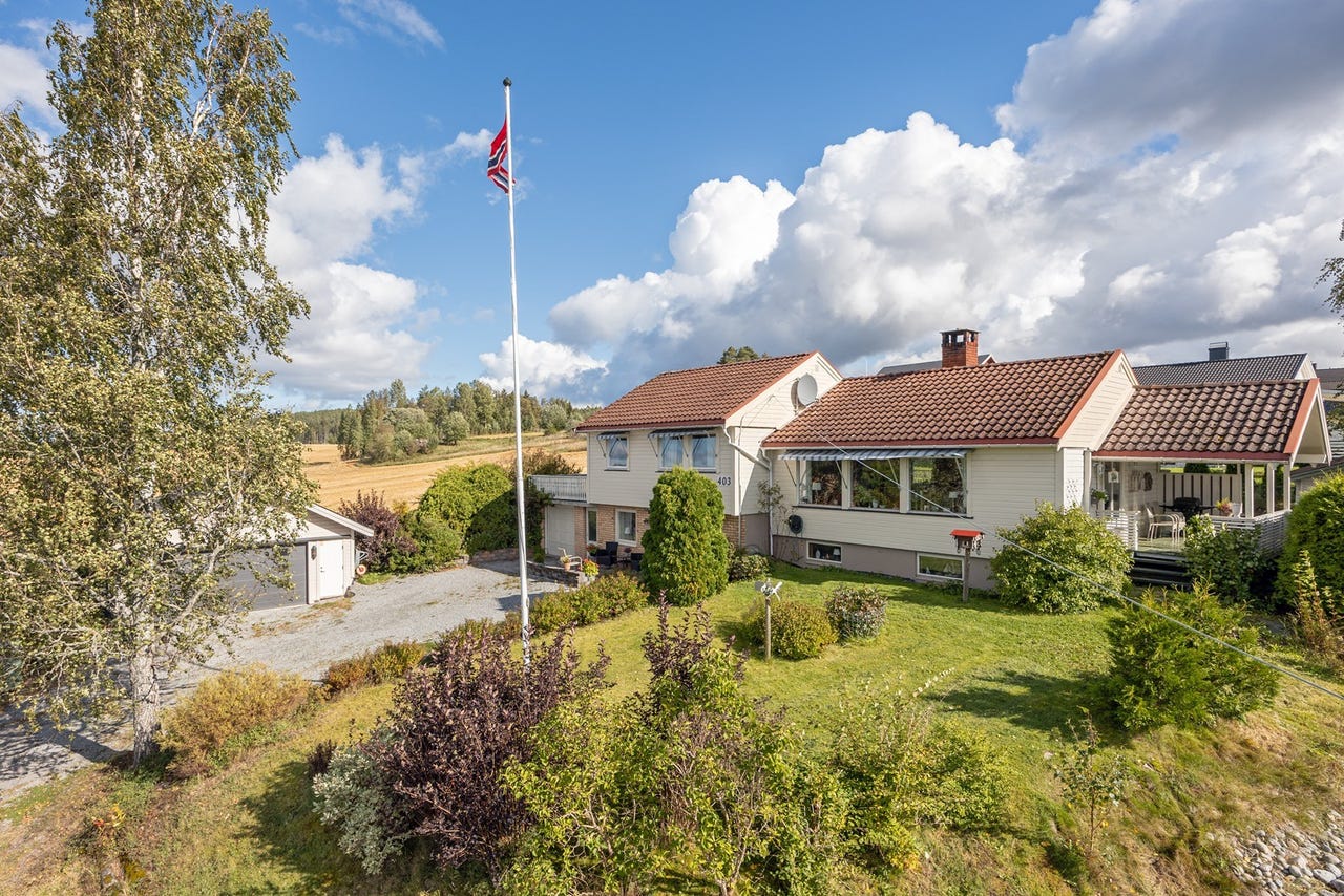 Stor, familievennlig enebolig over to plan og med to garasjer, landlig utsikt og fine uteplasser ...