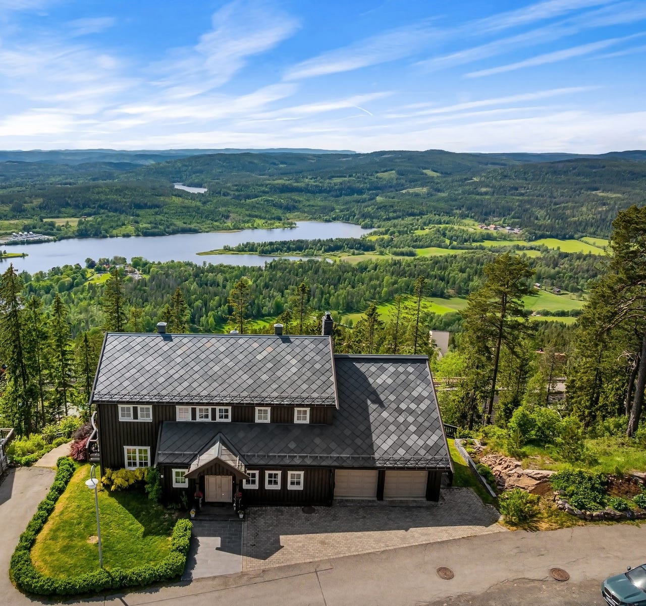 Eksklusiv, moderne villa fra 2017 på 508 m² |Fantastisk utsikt-by og ...