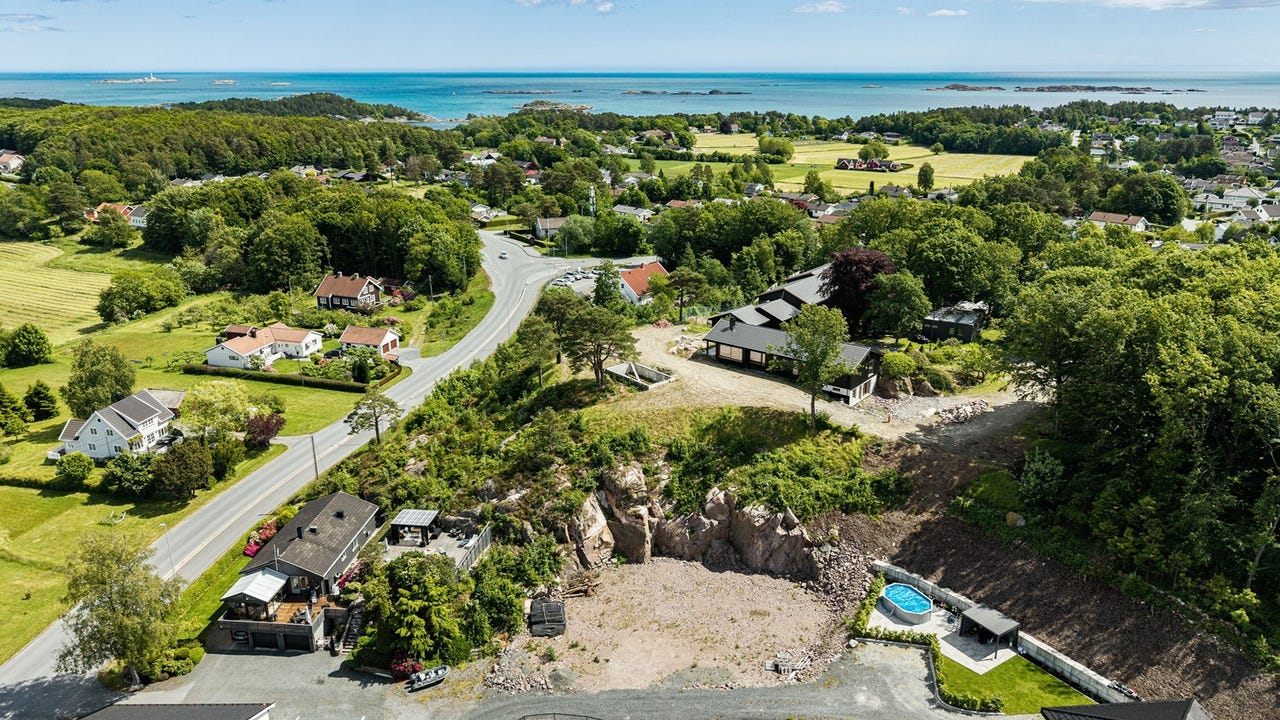 Sentral tomt på Fevik - godkjent for enebolig - solrikt - barnevennlig ...