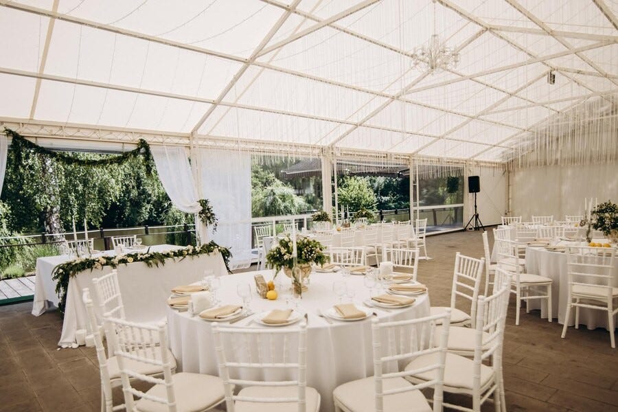 Bryllupstelt til leie | Elegant partytelt med gulv, lys og vigselduk ...