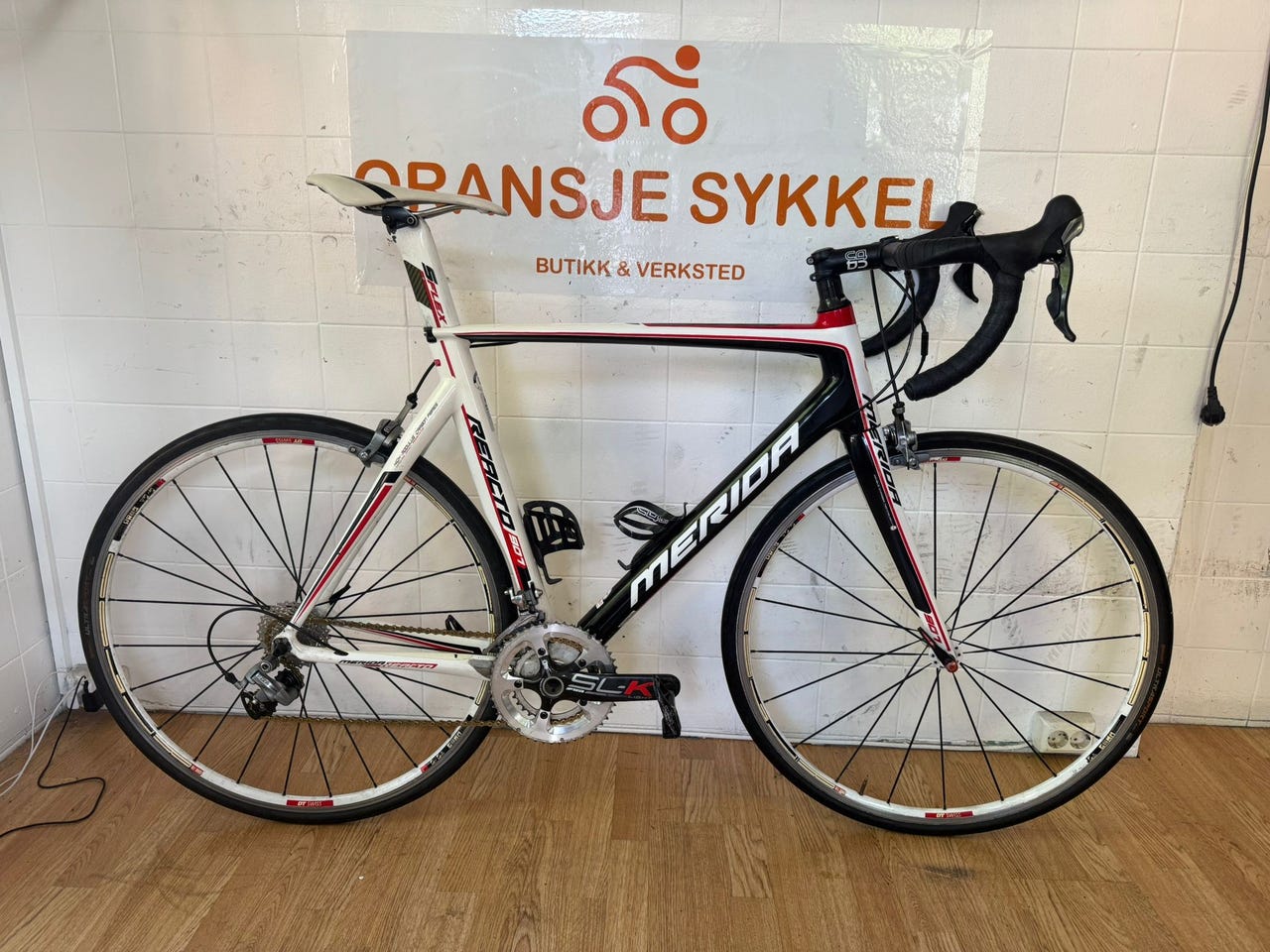 MERIDA REACTO 907 FULL KARBON LANDEVEISSYKKEL/ NYLIG SERVICE OG GARANTI ...