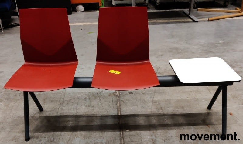 Solid sittebenk fra FourDesign for venterom med 2 seter og bord i rød ...