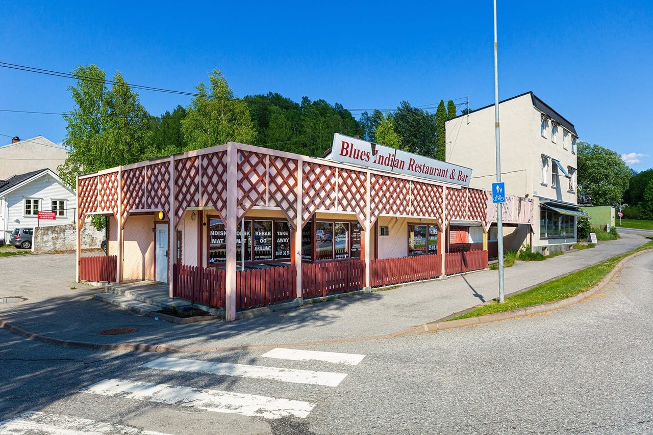 Næringseiendom med sentral beliggenhet øverst i Storgata i Notodden ...