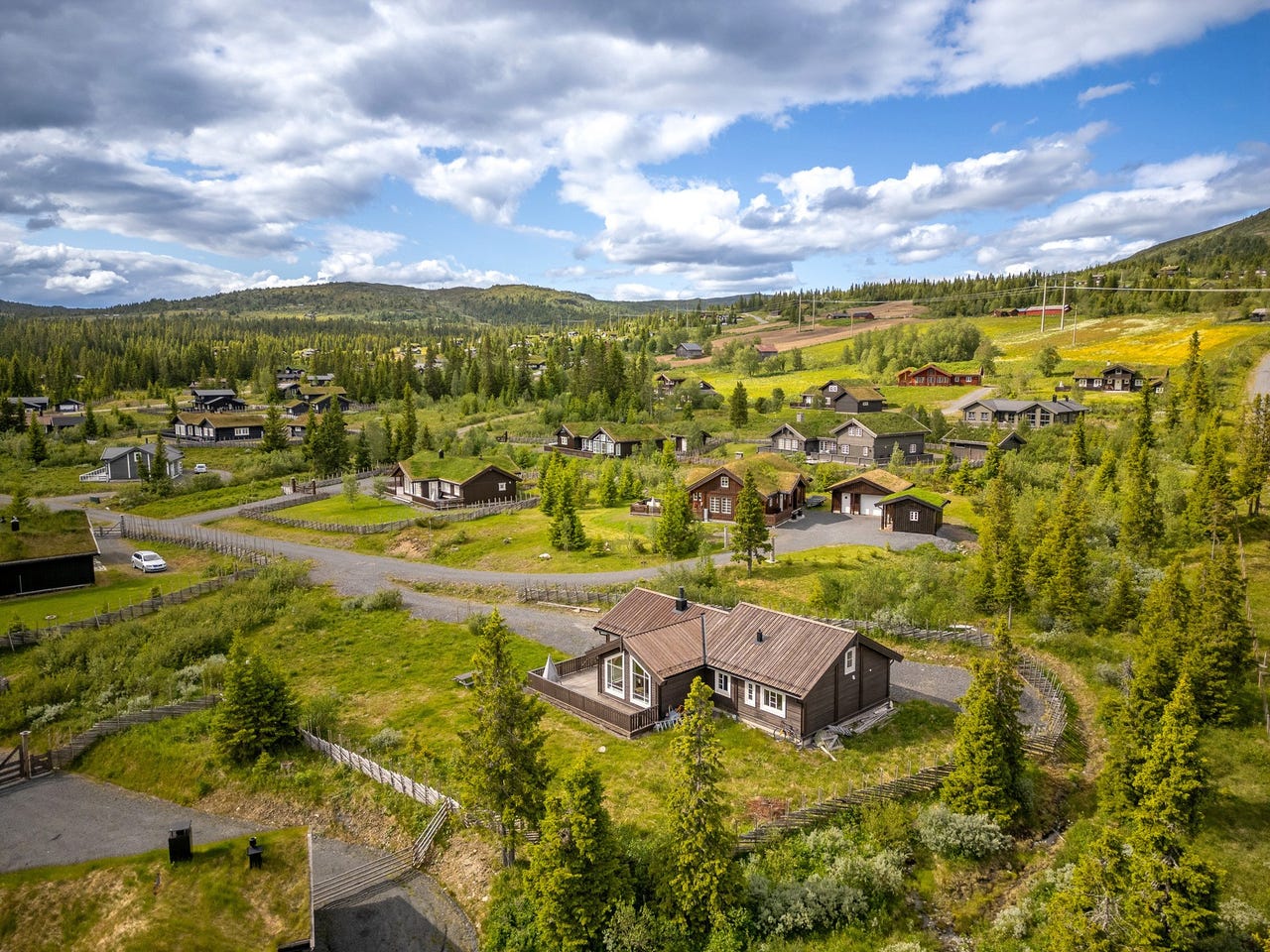 Meget flott og innholdsrik hytte med etterspurt og sentral beliggenhet - Stor eiet tomt - Fin ...