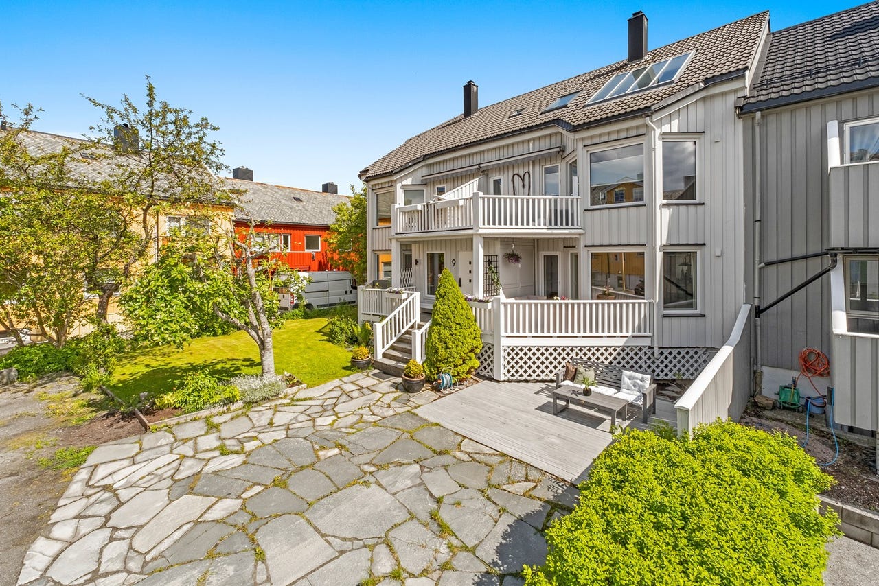 Moderne leilighet med attraktiv og skjermet beliggenhet i sentrum ...