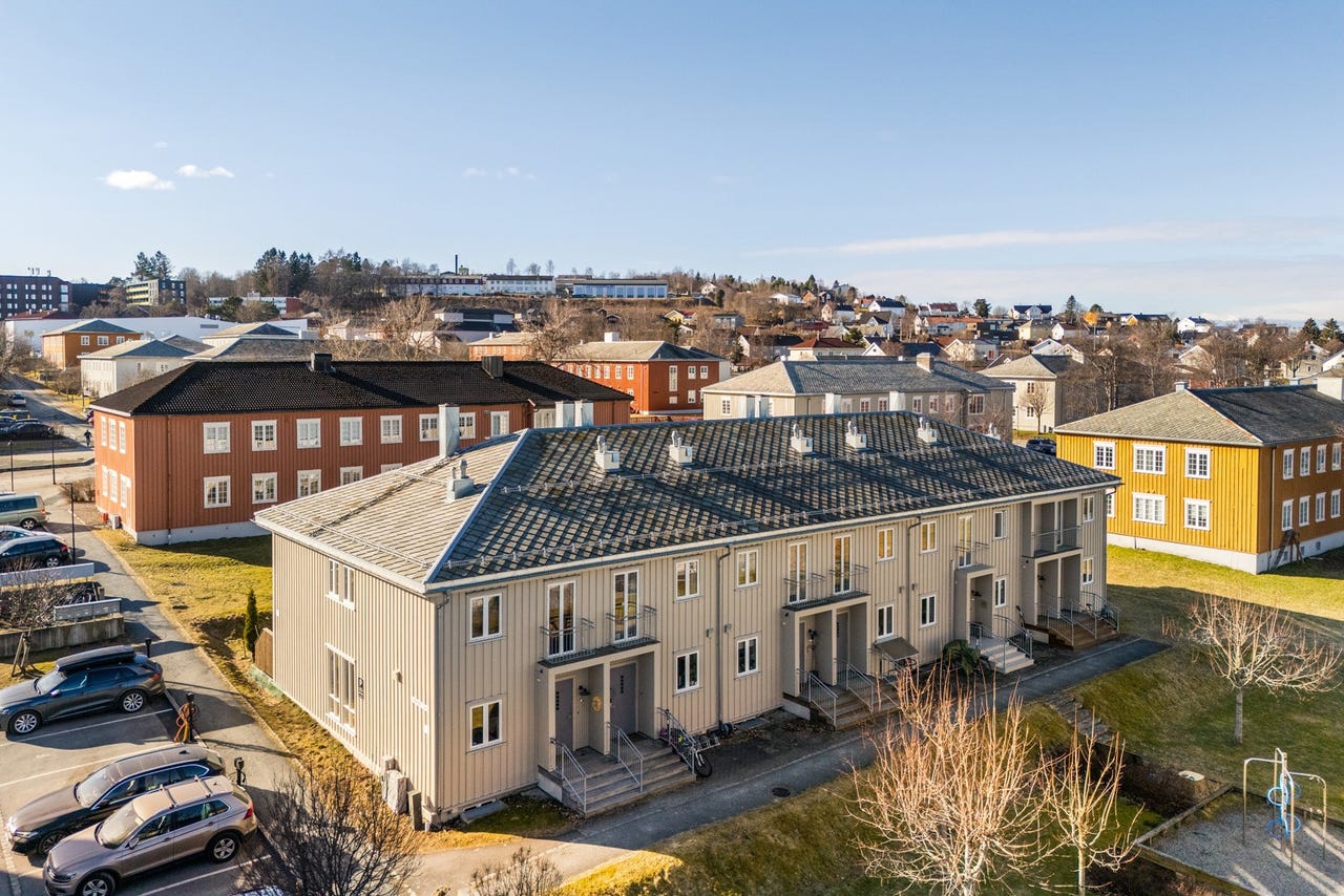 Familievennlig og romslig enderekkehus over 3 etasjer. Markterrasse med ...