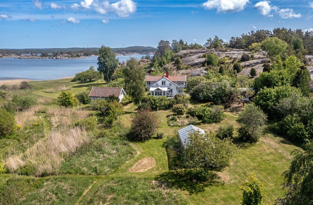 Unik strandfastighet på Rossö/Strömstad med lång strandlinje, egen ...