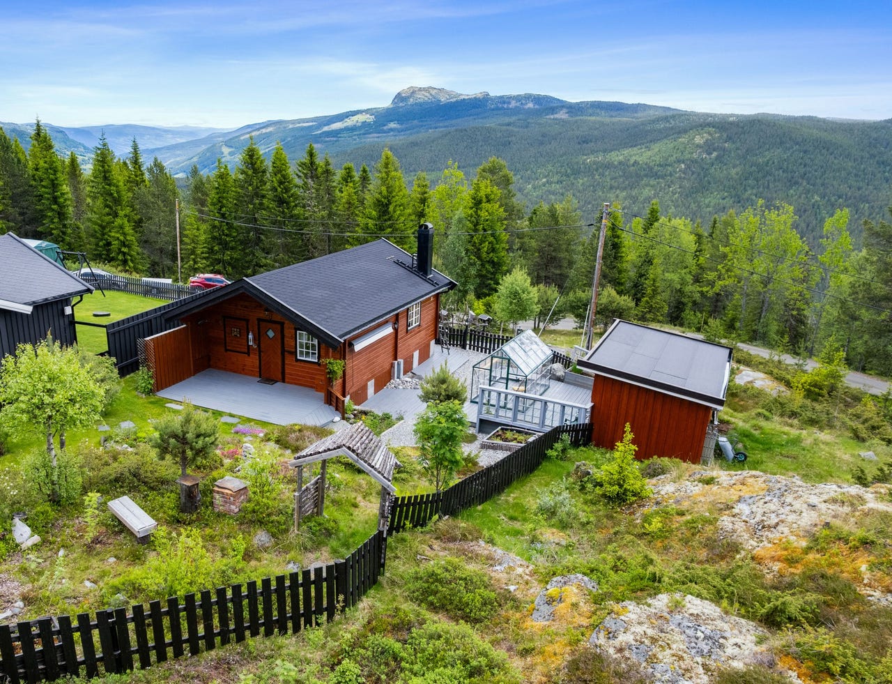 Idyllisk fjellhytte med svært pent opparbeidet uteområde | Naturskjønt ...