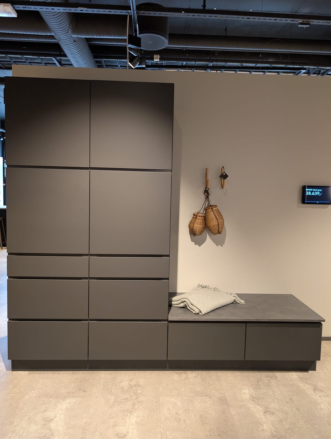 Kvik MANO Dark Grey Garderobe | FINN-torget