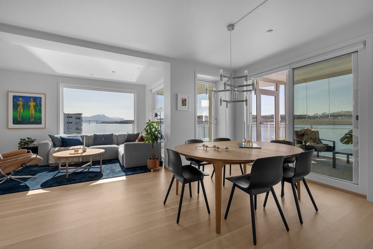 Stor 4-roms frontleilighet med fantastisk utsikt, 2 bad, garasje og ...