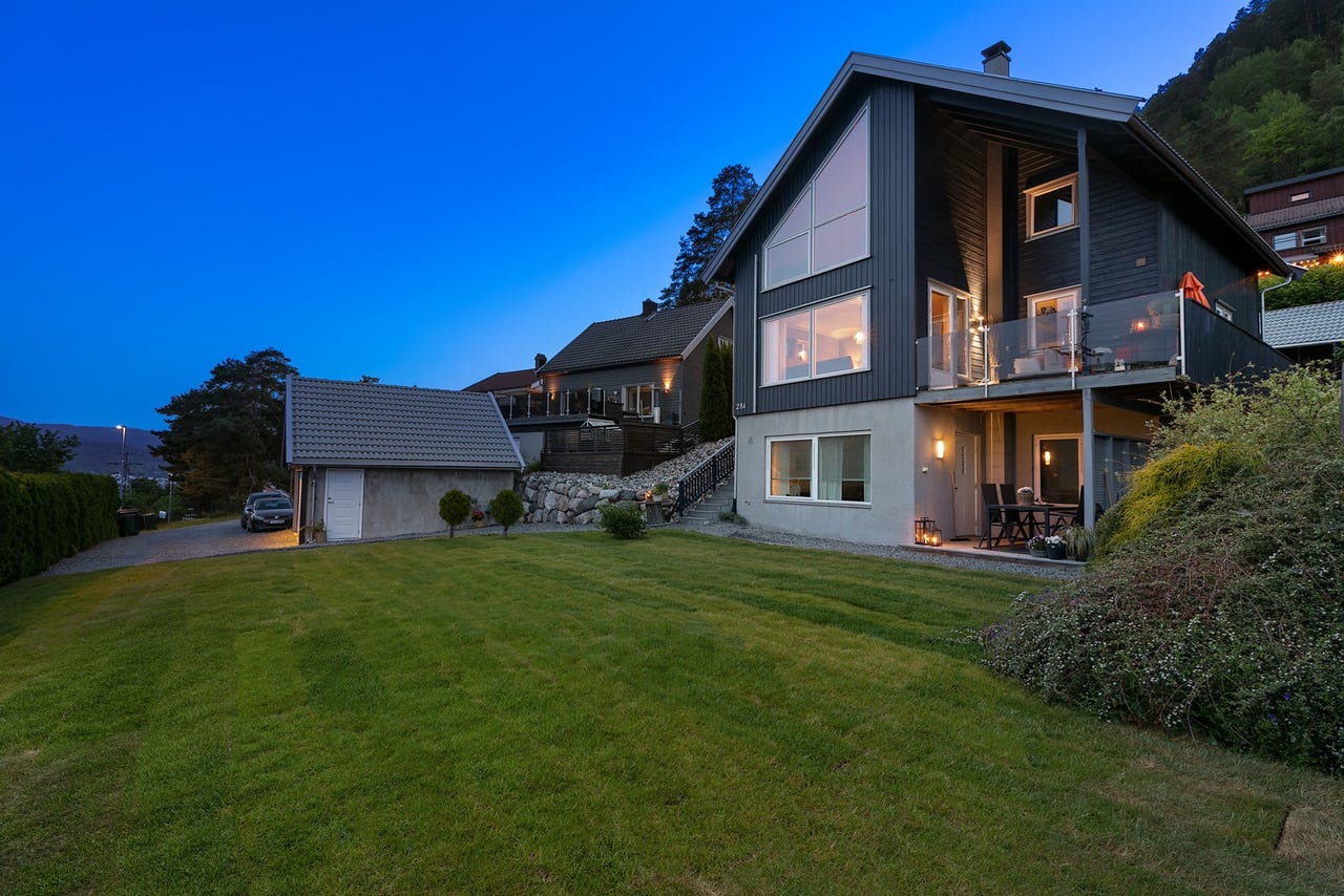 Flott enebolig med godkjent utleie(13.500,- mnd.) Super utsikt ...