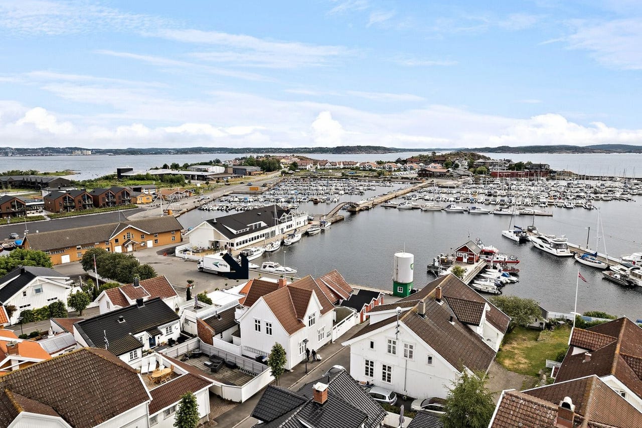 Svært sjelden anledning ved sjøkanten i Stavern sentrum -Båtplass ...