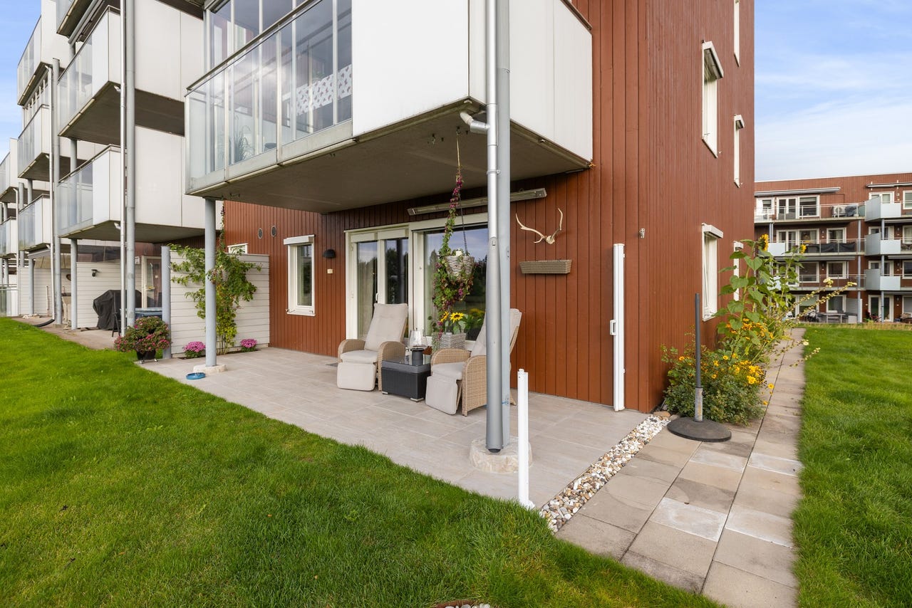 Flott og innholdsrik 3(4)-roms på 78 kvm med vestvendt markterrasse og ...