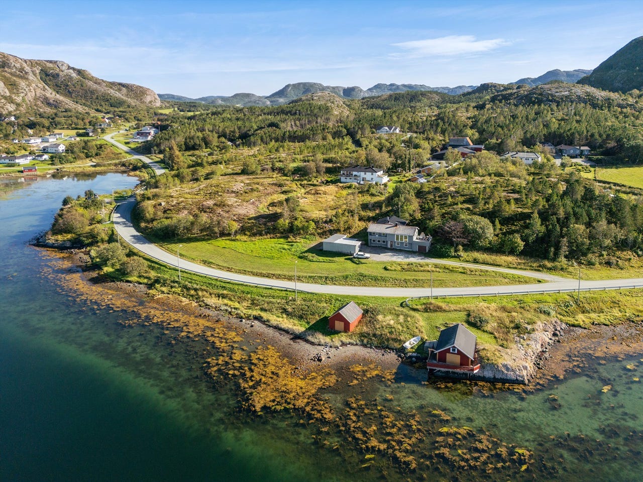 Enebolig på stor tomt med havutsikt og egen strandlinje. Flott, solrik ...