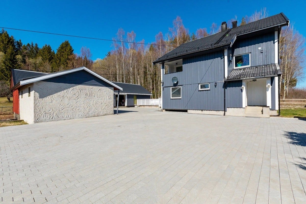 Stor tomannsbolig med 9 soverom, 2 kjøkken, to stuer og fire bad. Store ...