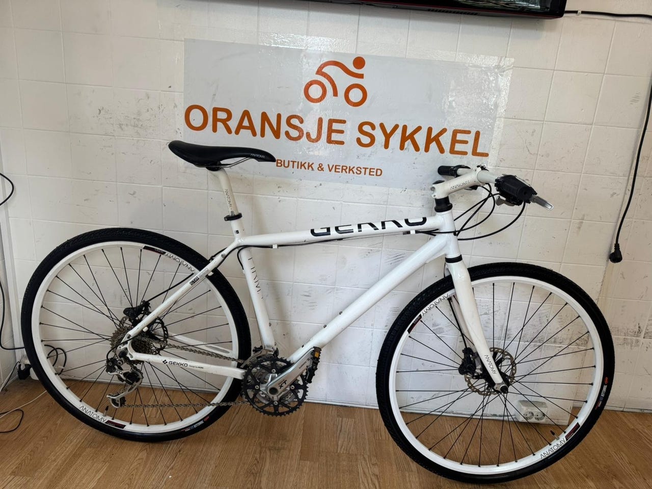 GEKKO FIRM STR LETT OG RASK HYBRIDSYKKEL/ NYLIG SERVICE OG GARANTI/FULL ...