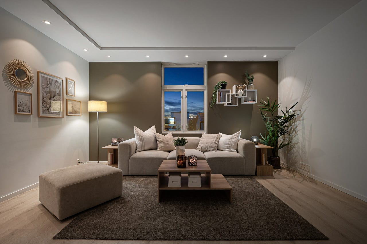 MODERNE HJØRNELEILIGHET - SENTRALT - VEDFYRING - UTMERKET PLANLØSNING ...