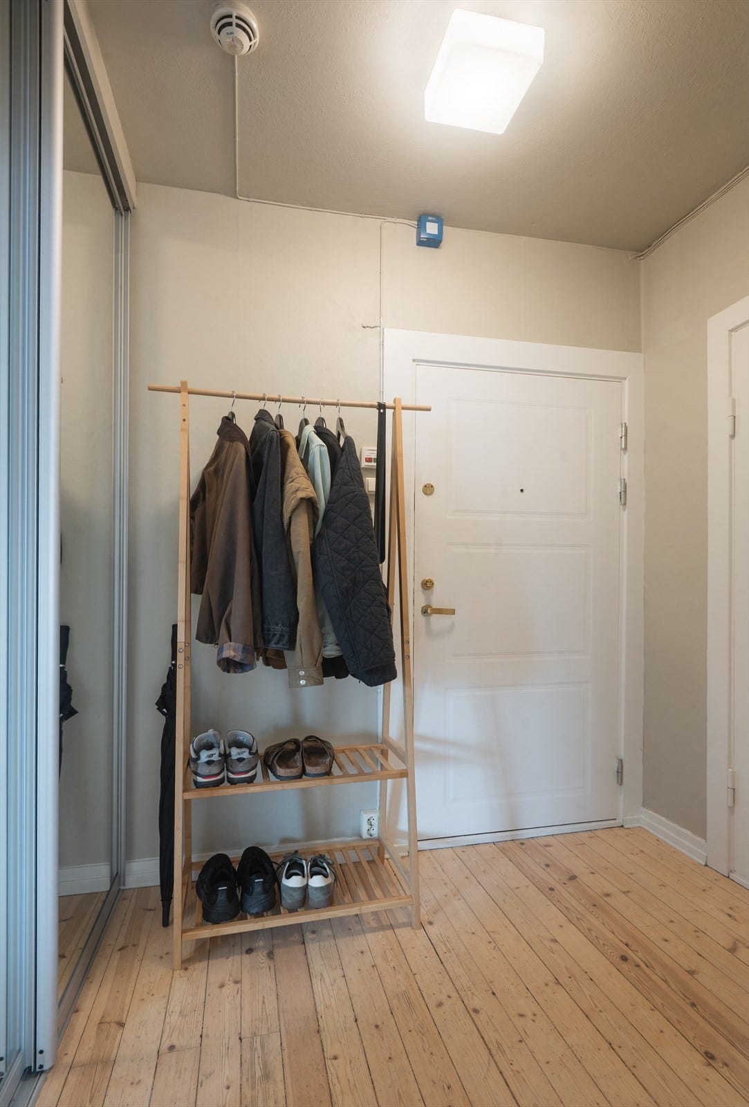 Arealeffektiv 3-roms med god takhøyde |Orginale tregulv | Peis | A ...