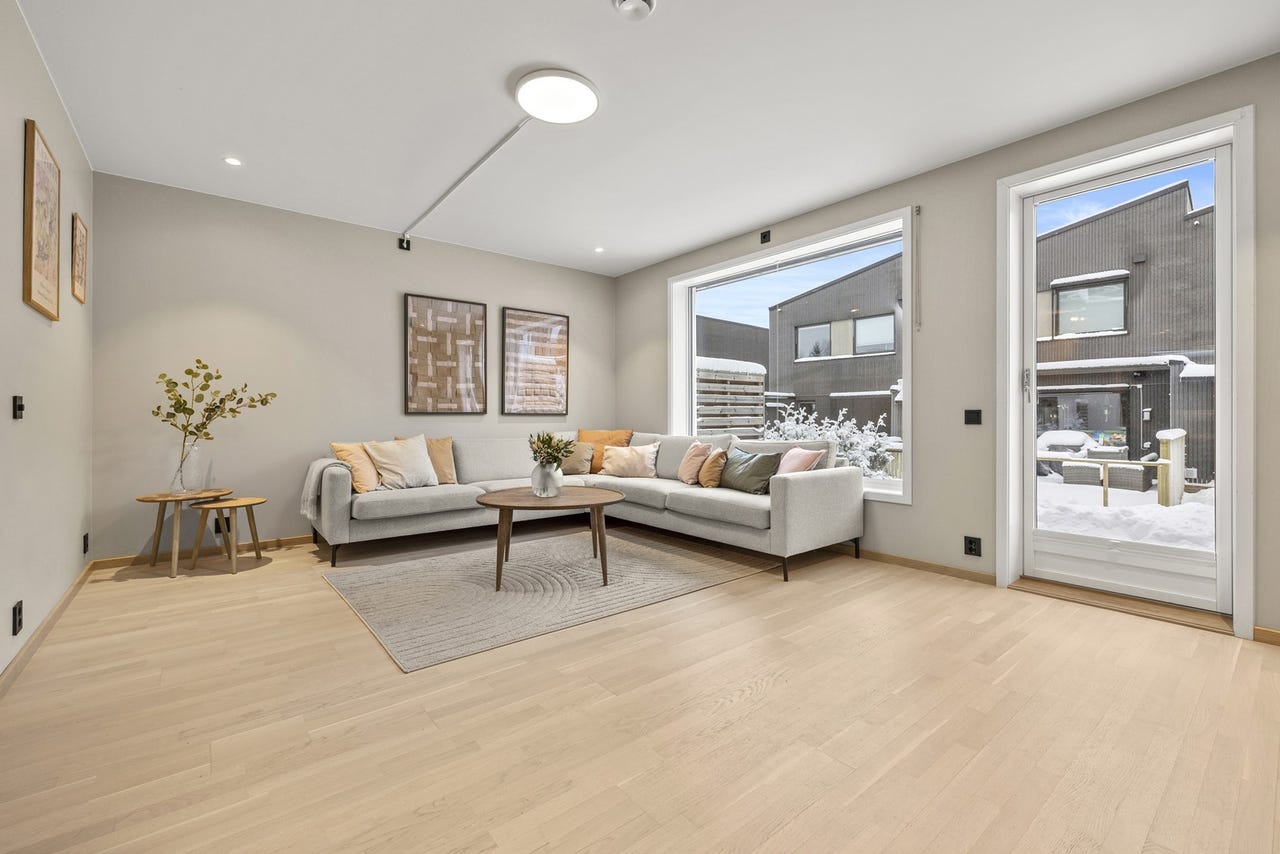 Rekkehus med nydelig takterrasse og fine uteområder | Tre soverom | Akonto fjernvarme ...