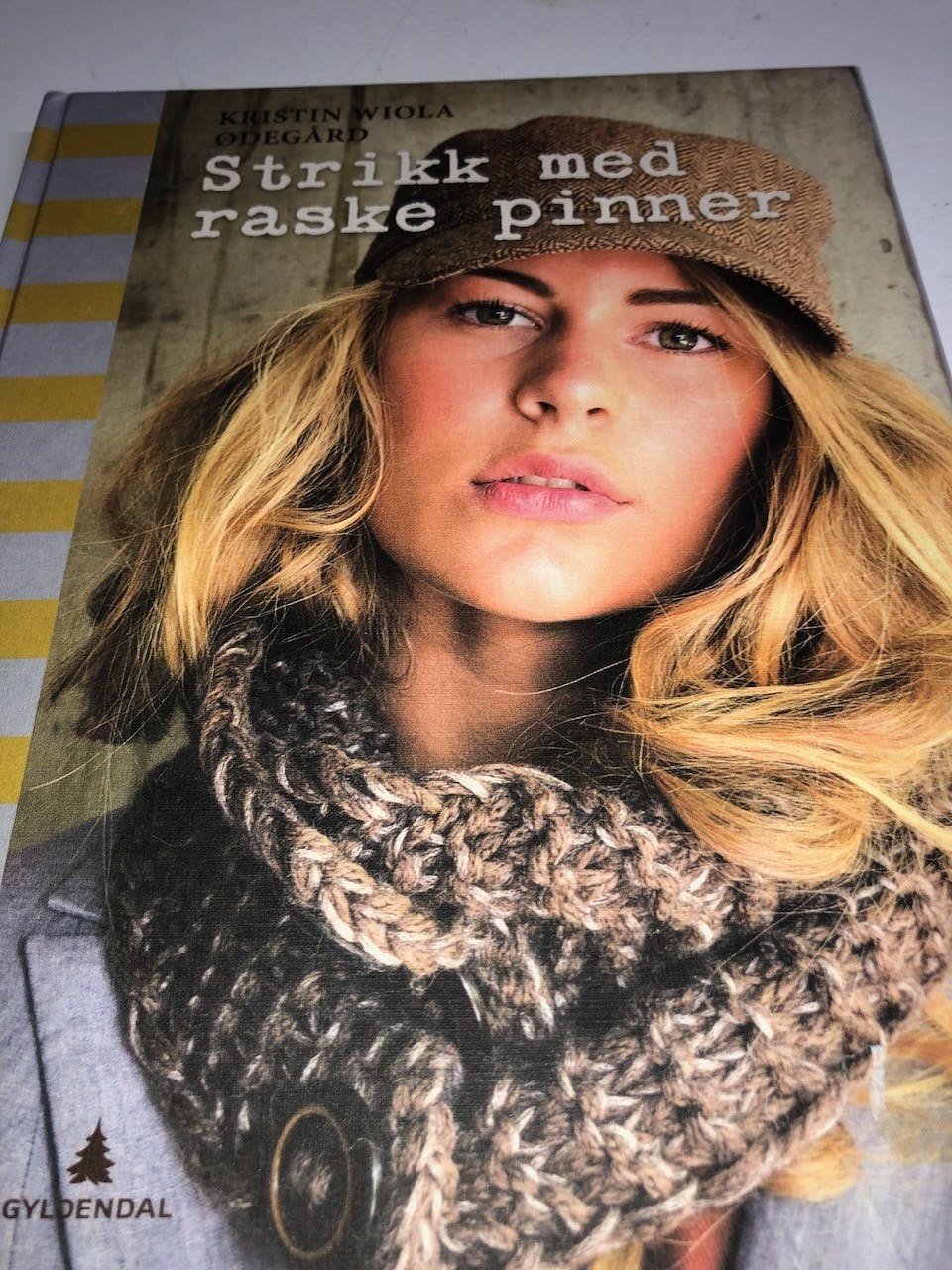 Kristin Wiola Ødegård. Strikk med raske pinner. Gyldendal. 165 sider ...