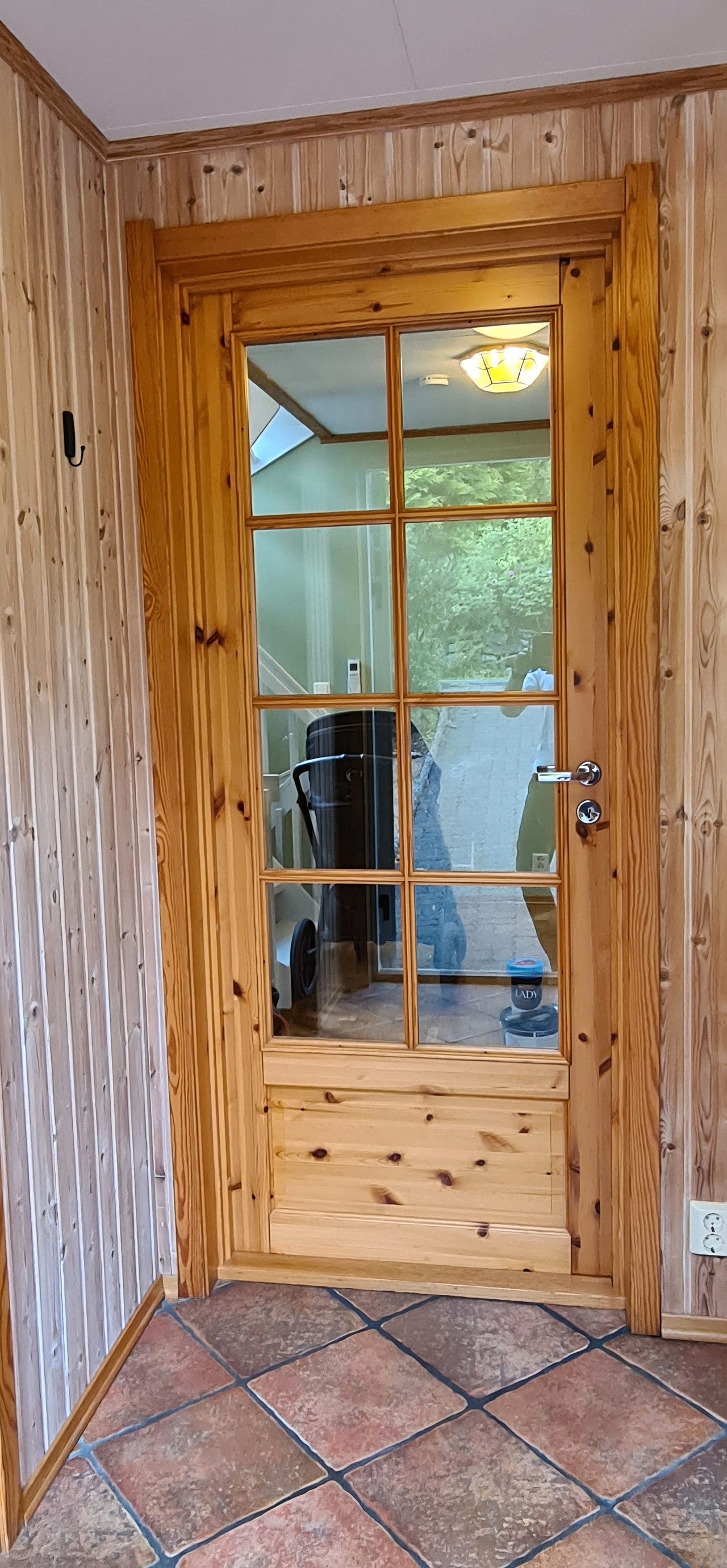 Innerdør i furu med glass, inkl dørkarm | FINN-torget