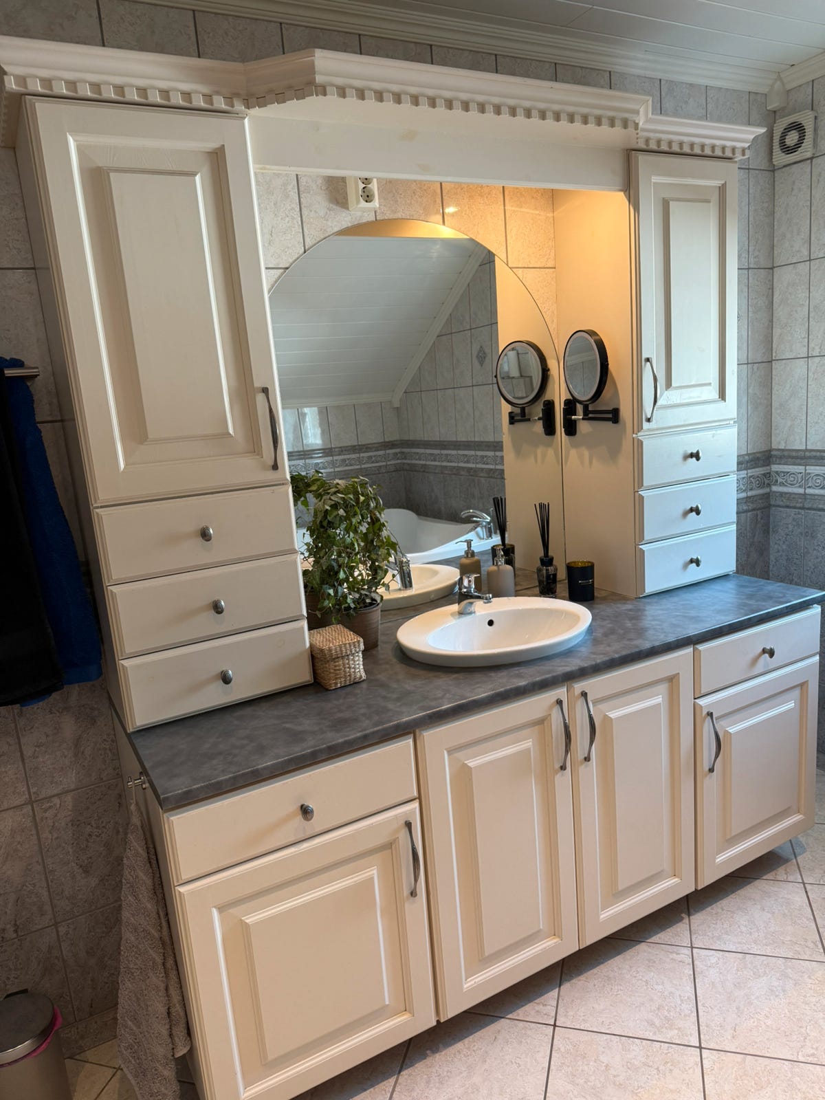 Skap/innredning til bad, vask og toalett selges | FINN-torget