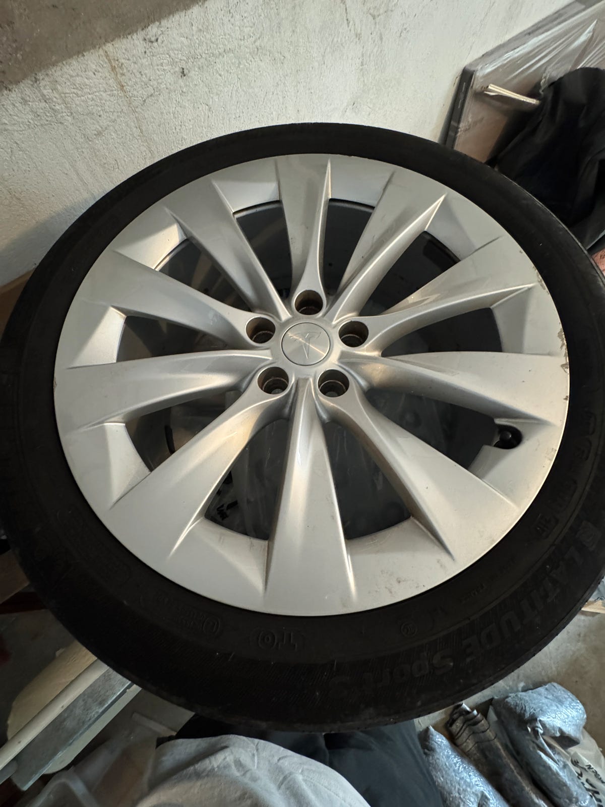 Tesla 20" felger med utslitte dekk | FINN-torget