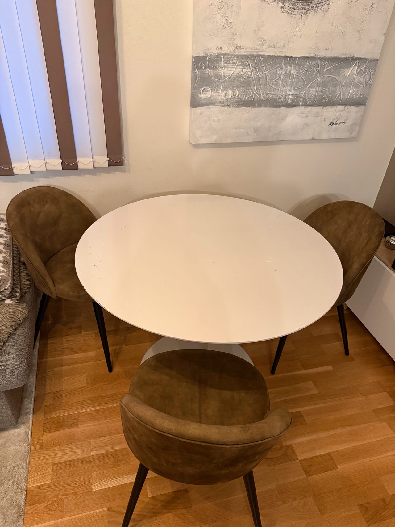 Hvit bord med 3stk stoler | FINN-torget