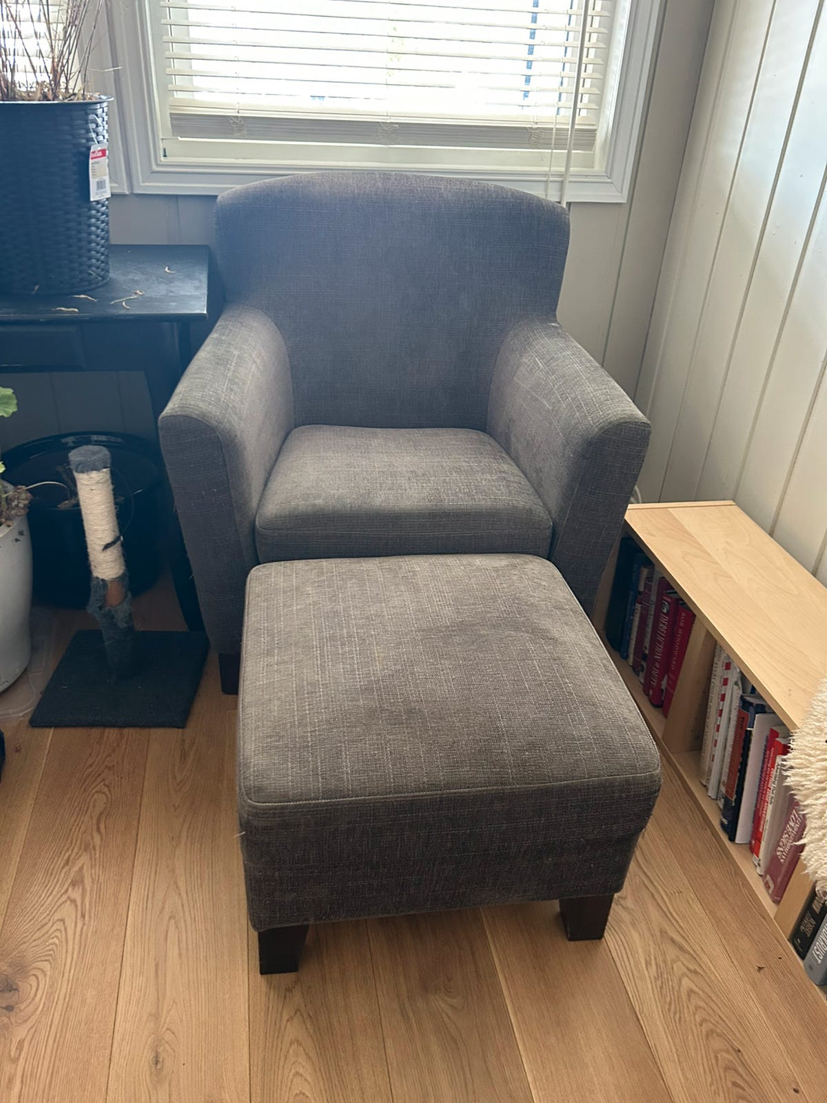 Grå stue / tv stol med puff | FINN-torget