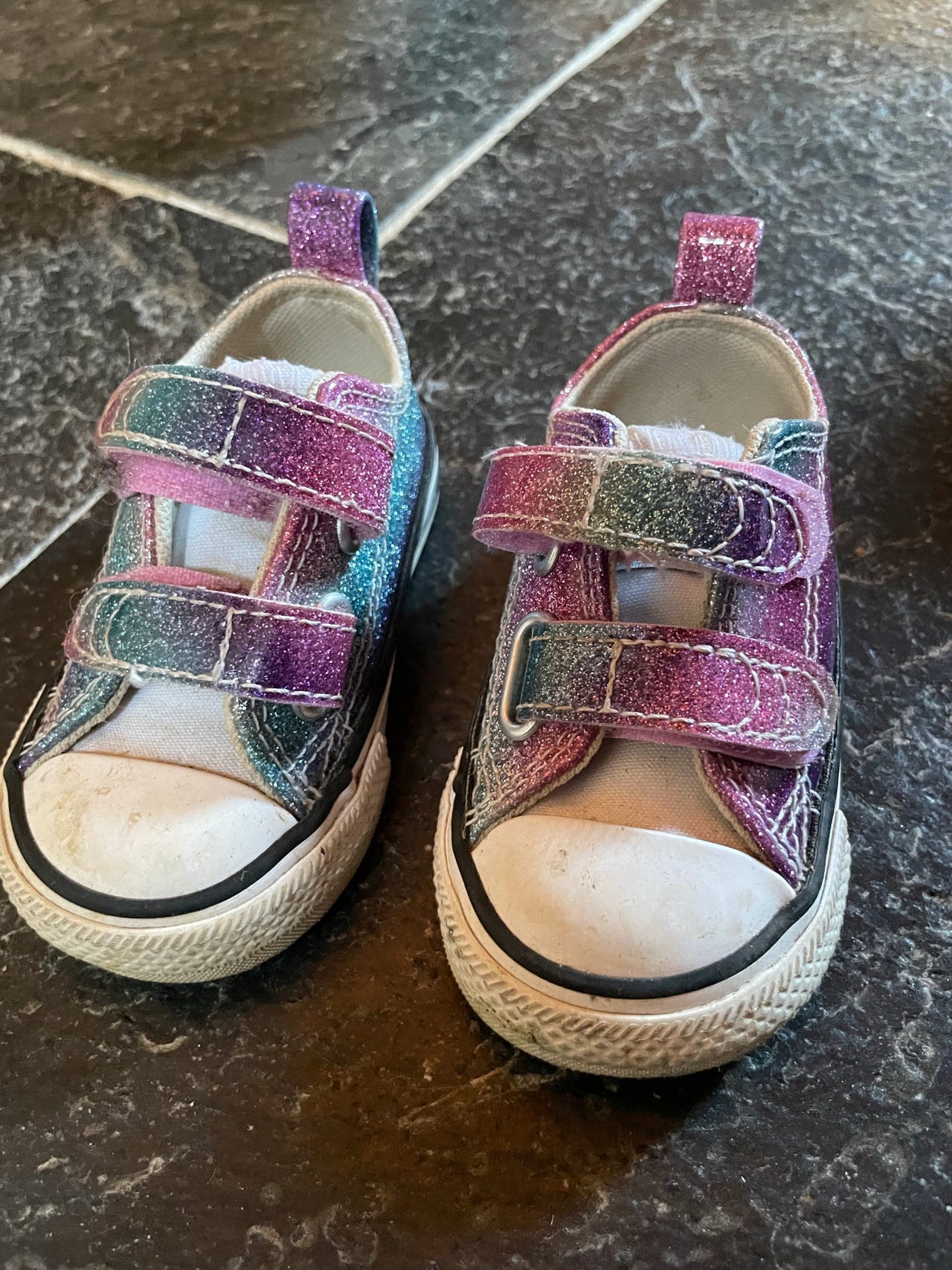 Glitrende converse i str 19 | FINN-torget