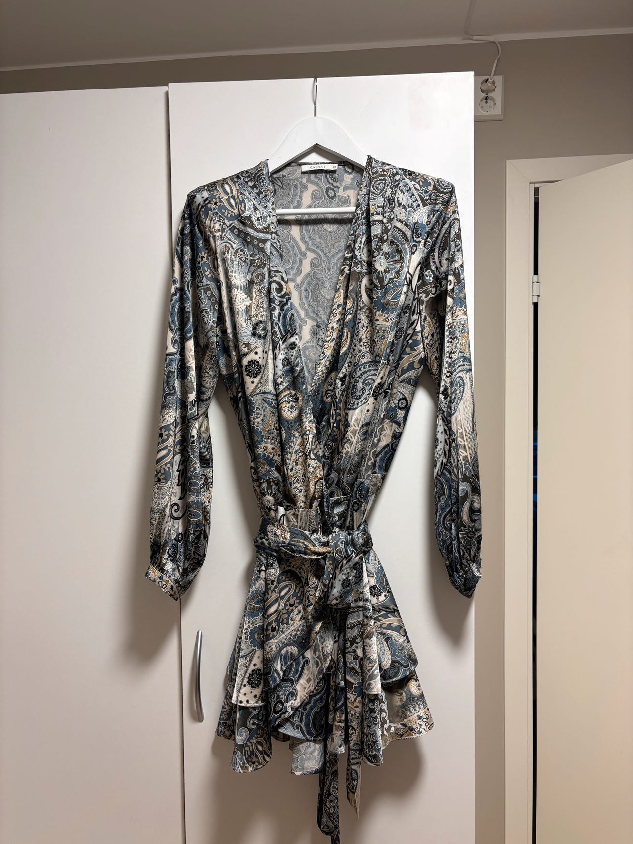 Kayani kjole - Farah Bedouin Wrap Dress | FINN-torget