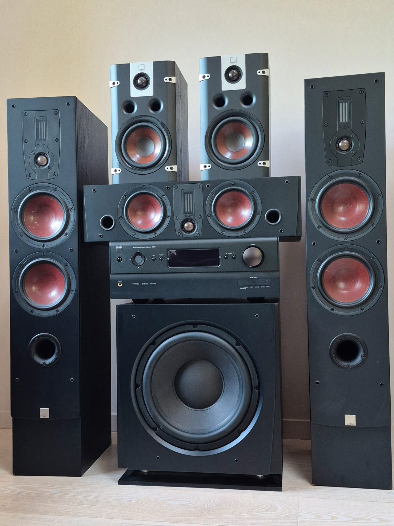 High-end hjemmekinosystem: NAD T747 + Dali Ikon mk2-serie (5.1) | FINN ...