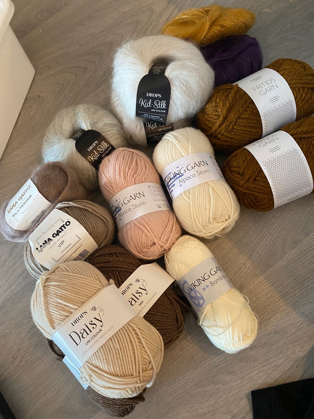 Diverse garn fra bl.a Lana Gatto, Drops, Sandnes Garn og Viking garn ...