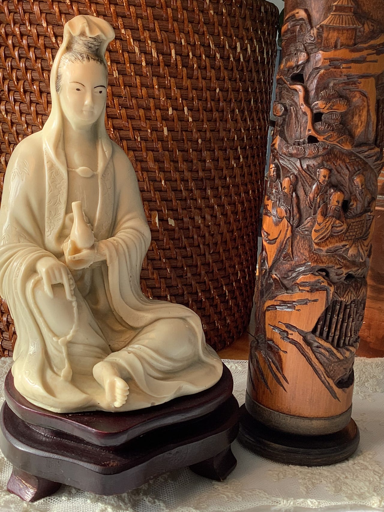 Gammel og velholdt, kinesisk Guan Yin figur og antikk bambus ...