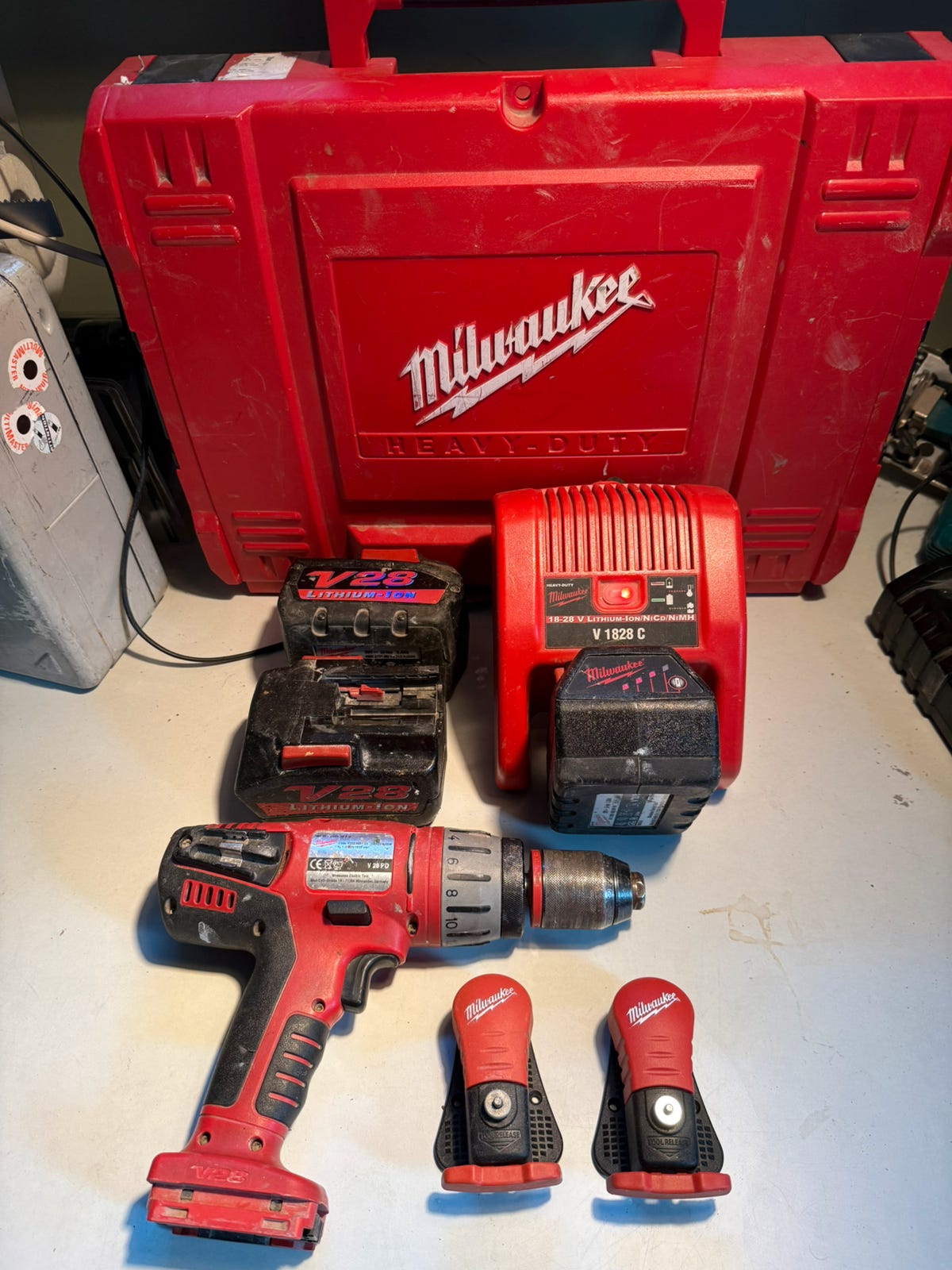 Milwaukee V28 drill med koffert, lader og 3 batterier | FINN-torget