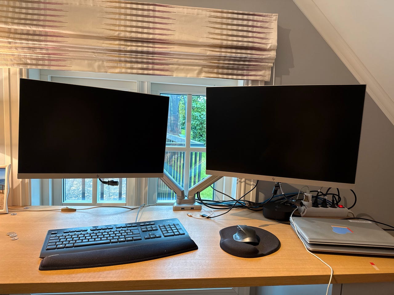 Skjermer og Ergotron Dual Monitorarm Skjermarm for 24-tommers skjermer ...