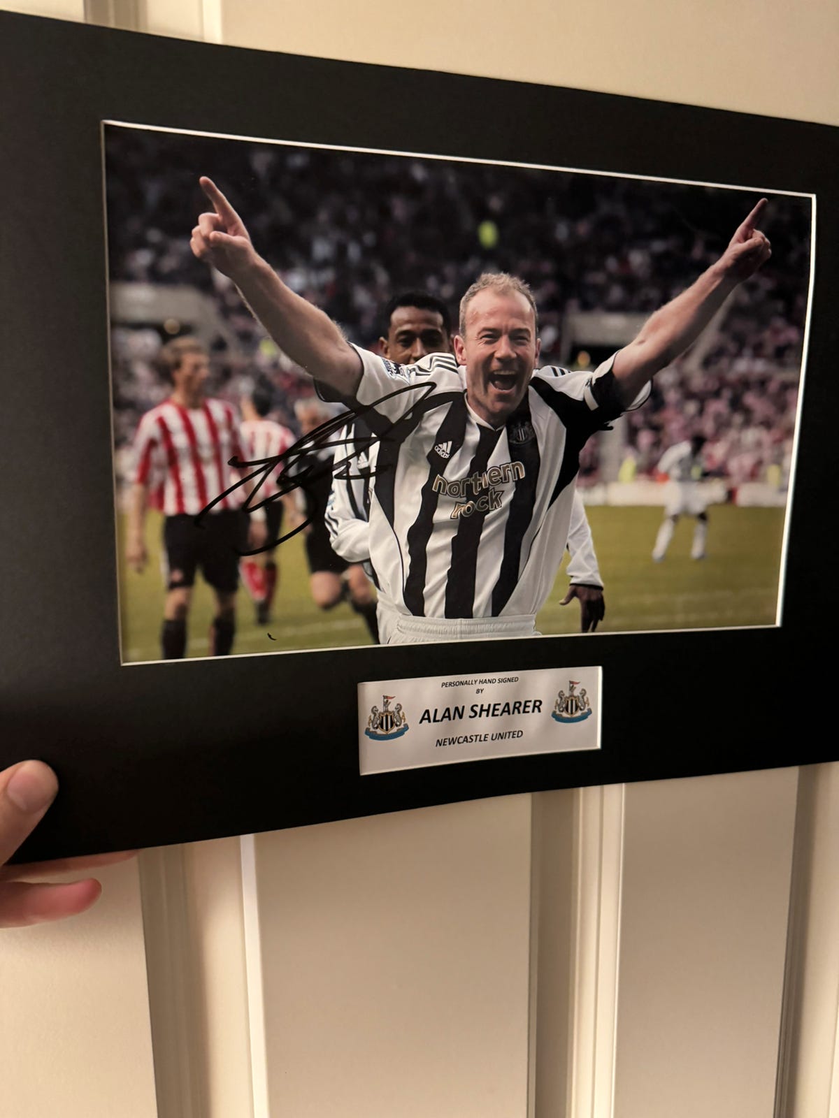 Signert Alan Shearer bildet med ektehets bevis. | FINN-torget