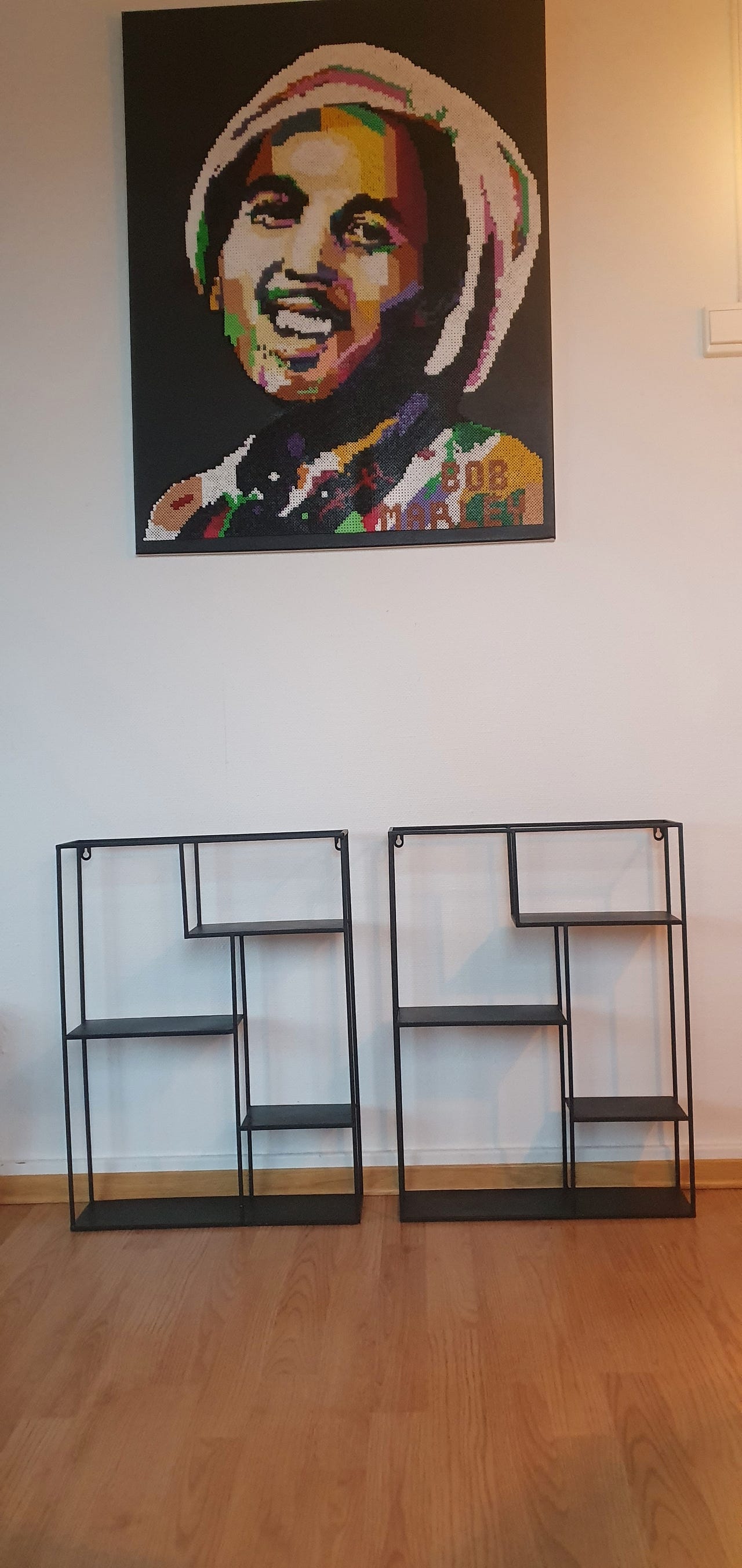 Vegghyller i sort metall | FINN-torget