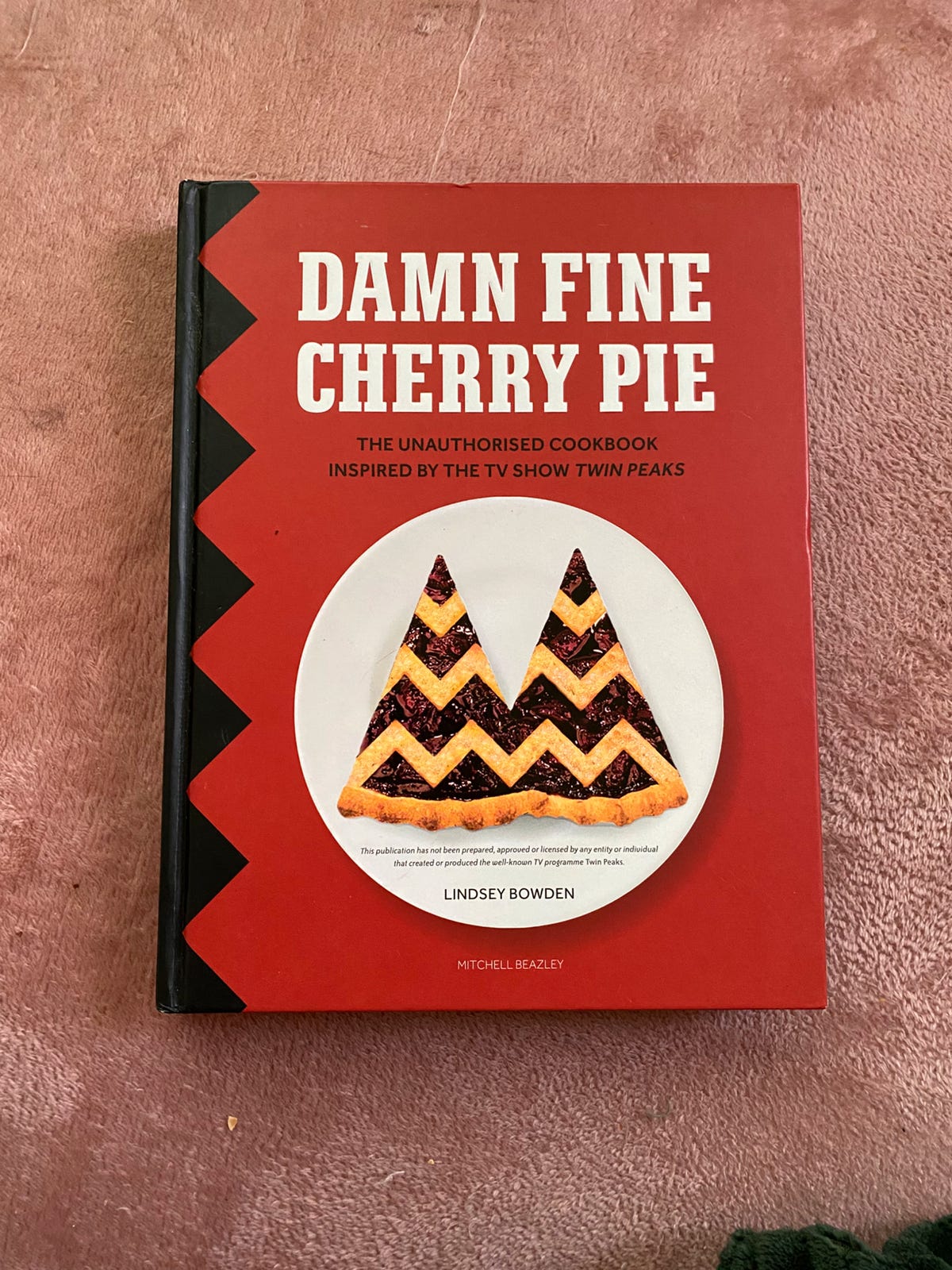 Damn fine cherry pie Twin Peaks kokebok av Lindsey Bowden | FINN-torget