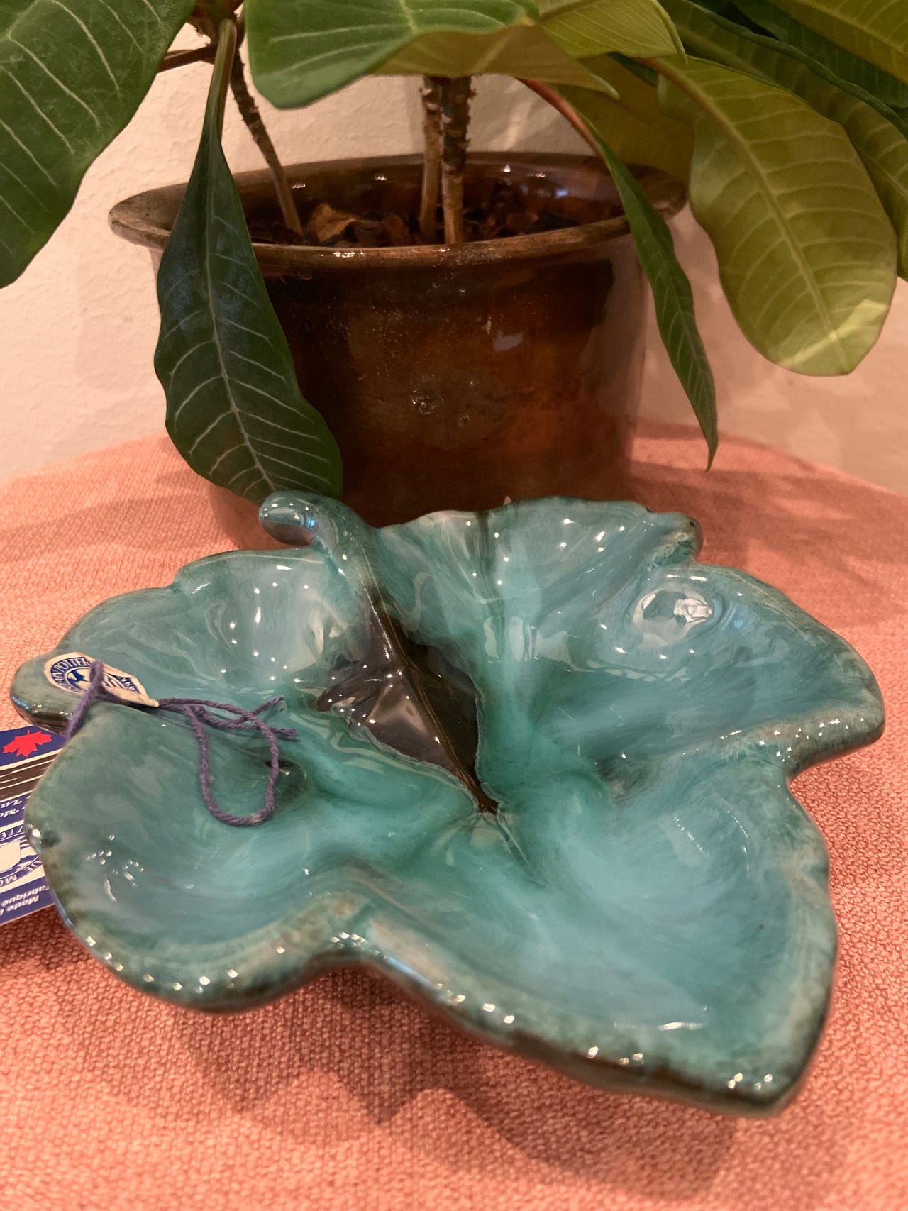 Lønnebladformet fat i keramikk, fra Blue Mountain Pottery | FINN-torget